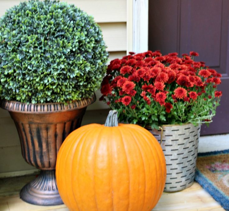 Welcome Fall With These Simple Fall Porch Decorating Ideas