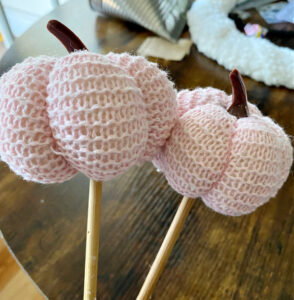 Easy Loop Yarn Wreath for Fall with Velvet Pumpkins