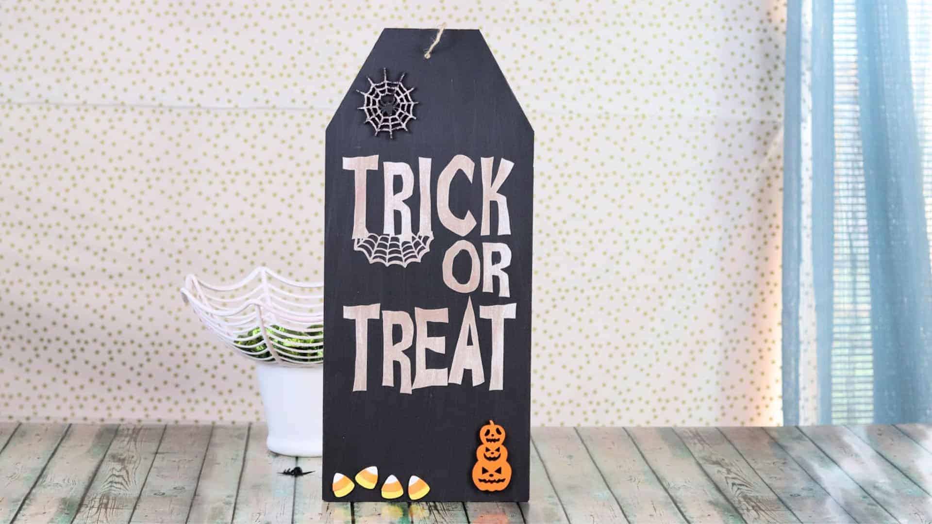 25 DIY Halloween Signs with Tutorials for Halloween Fun!