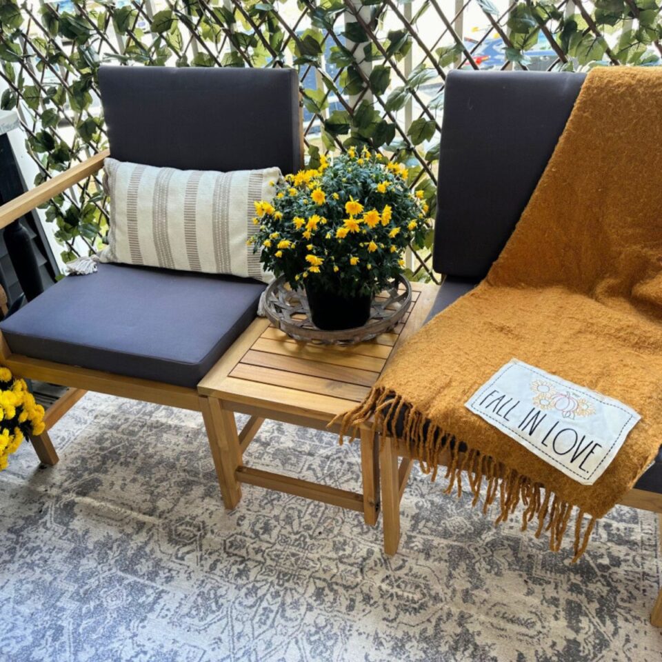 Cozy Fall Balcony Decor to Transform Your Outdoor Space (2024)