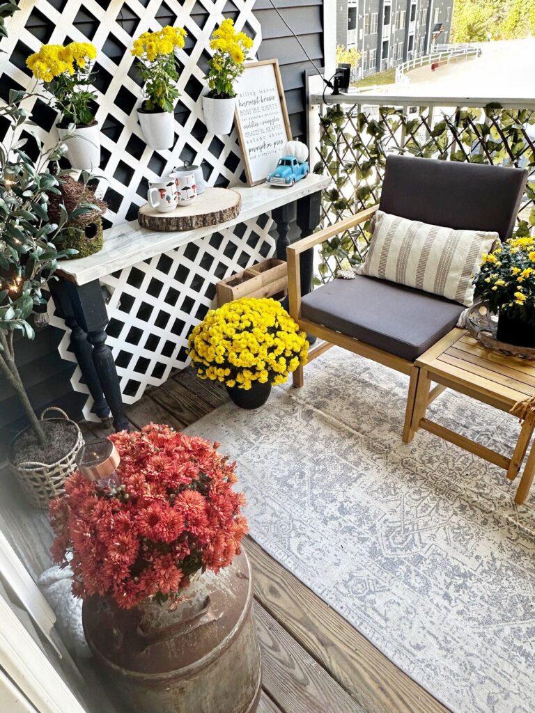 Cozy Fall Balcony Decor to Transform Your Outdoor Space (2024)