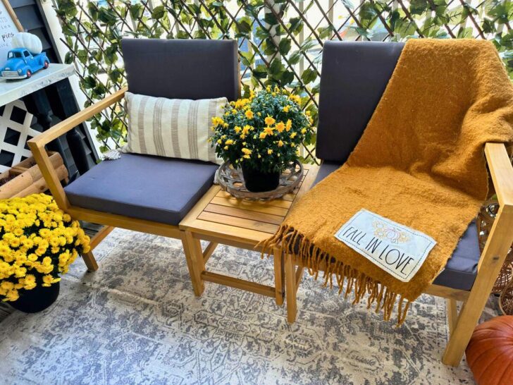 Cozy Fall Balcony Decor to Transform Your Outdoor Space (2024)