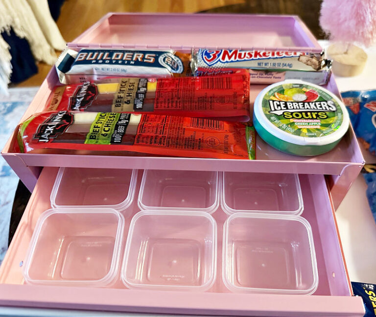 DIY Christmas Snackle Box: Easy Last-Minute Christmas Gift Idea!