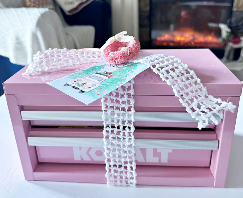 DIY Christmas Snackle Box: Easy Last-Minute Christmas Gift Idea!