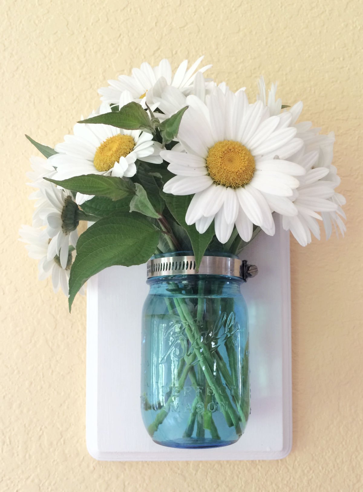 35 Gorgeous Mason Jar Crafts Anyone Can Make